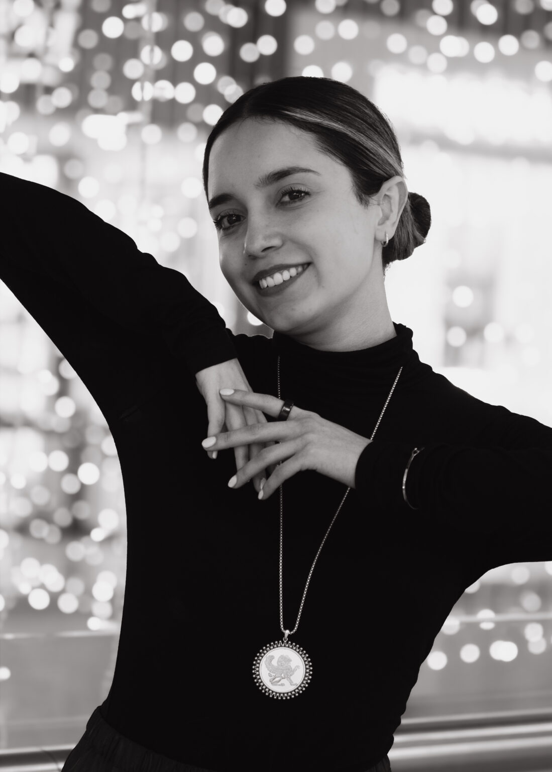 Clau Quintero Ilumina el Camino con “Salgamos de Aquí”: Una Canción para Renacer | Mitoteros Show